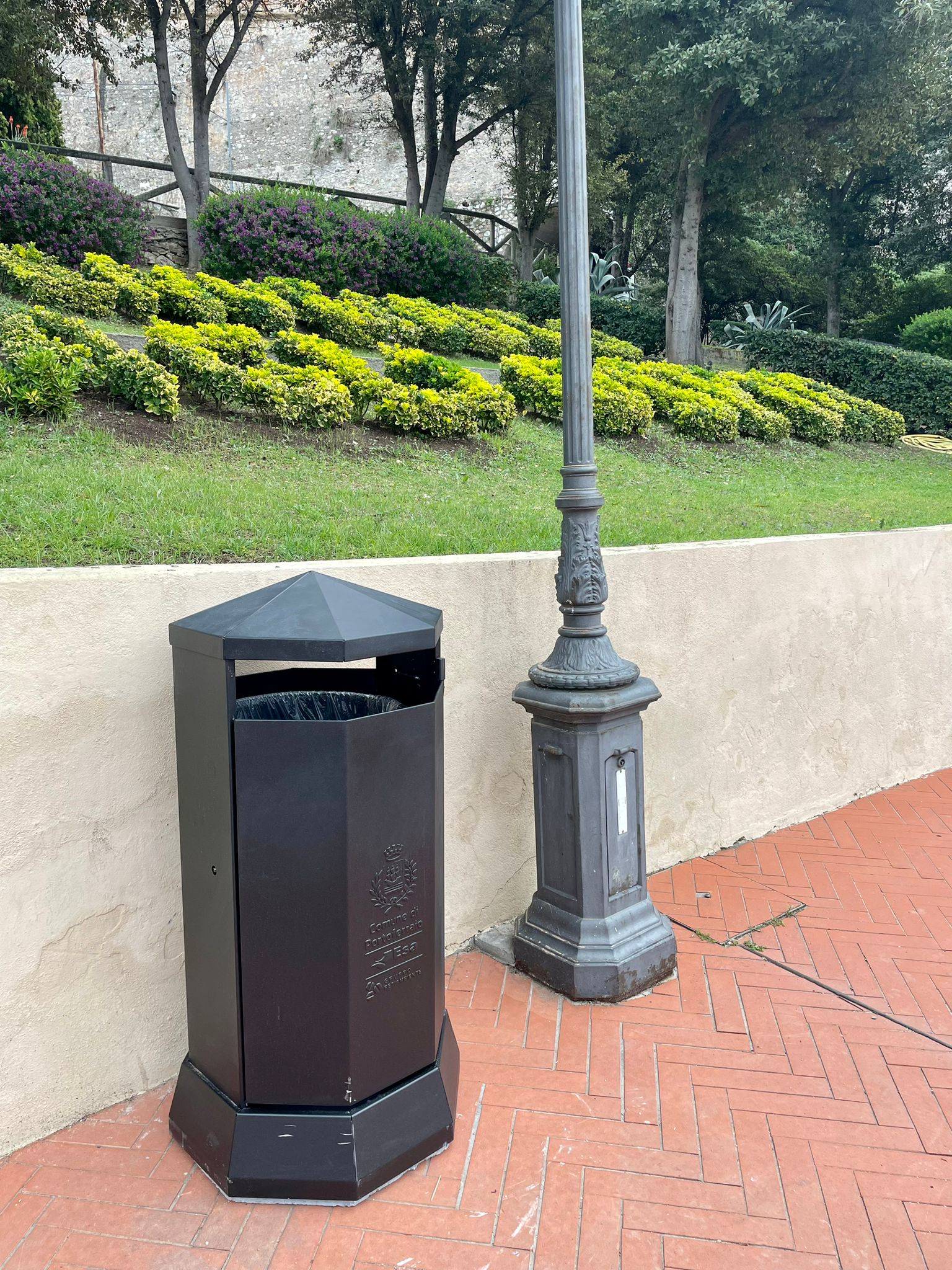 Nuovi cestini gettacarte nel centro storico di Portoferraio